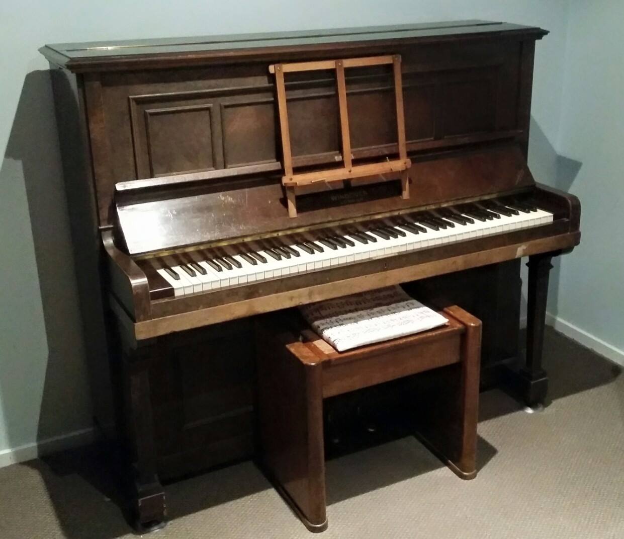 Piano - an Acoustic Keyboard for Learning and Playing - Tuneful Solutions